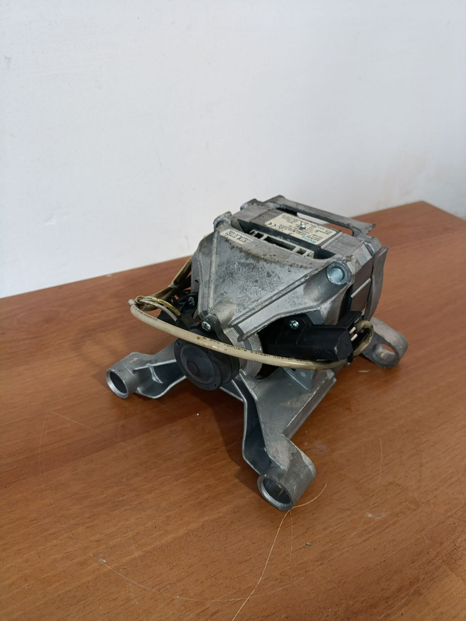 Двигатель мотор Welling HXGP1L.51 для стиральной машины Indesit Индезит Wisl105