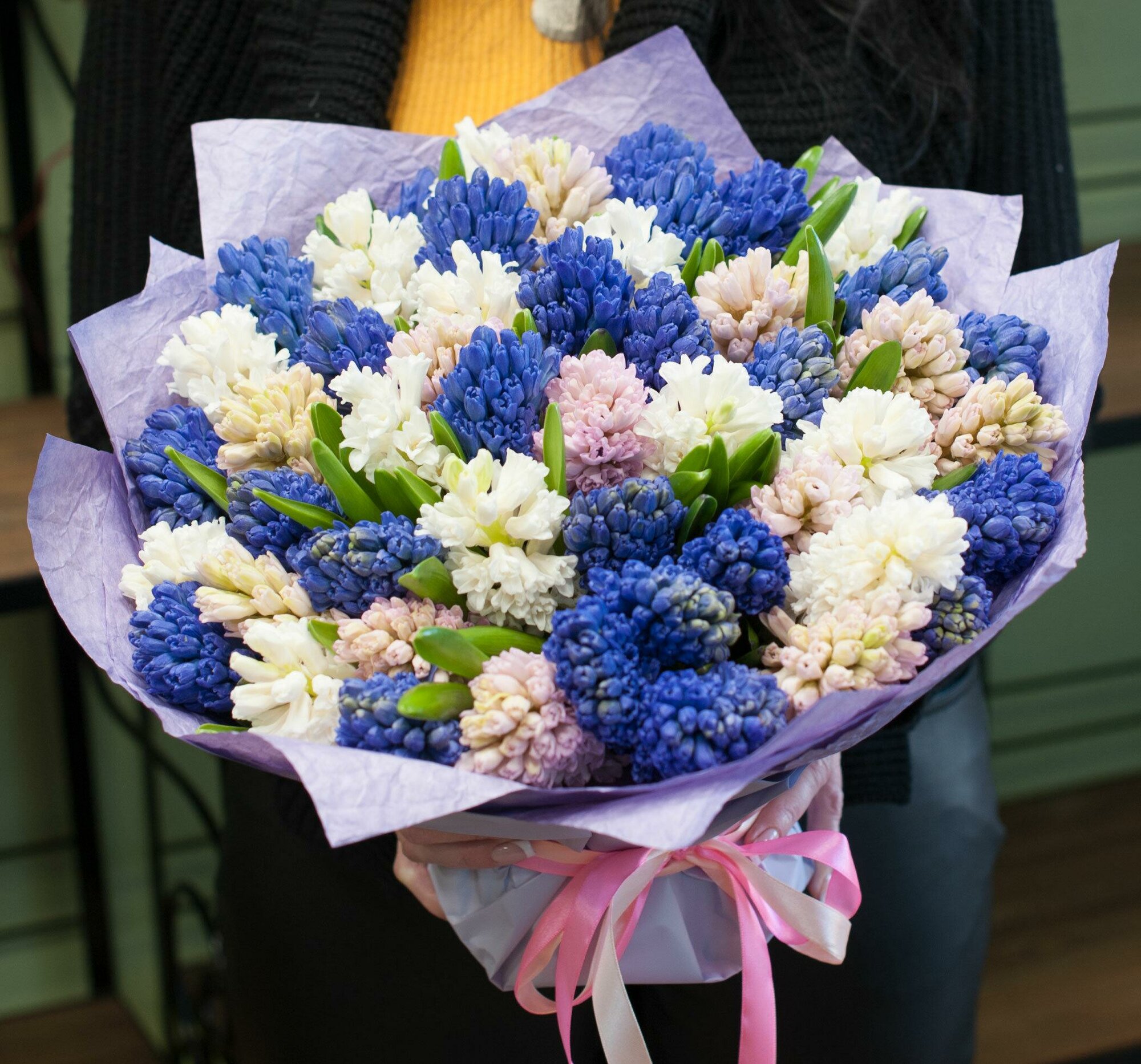 Монобукет "Весенние цветы", гиацинт, 51 цветок, высота букета 40 см