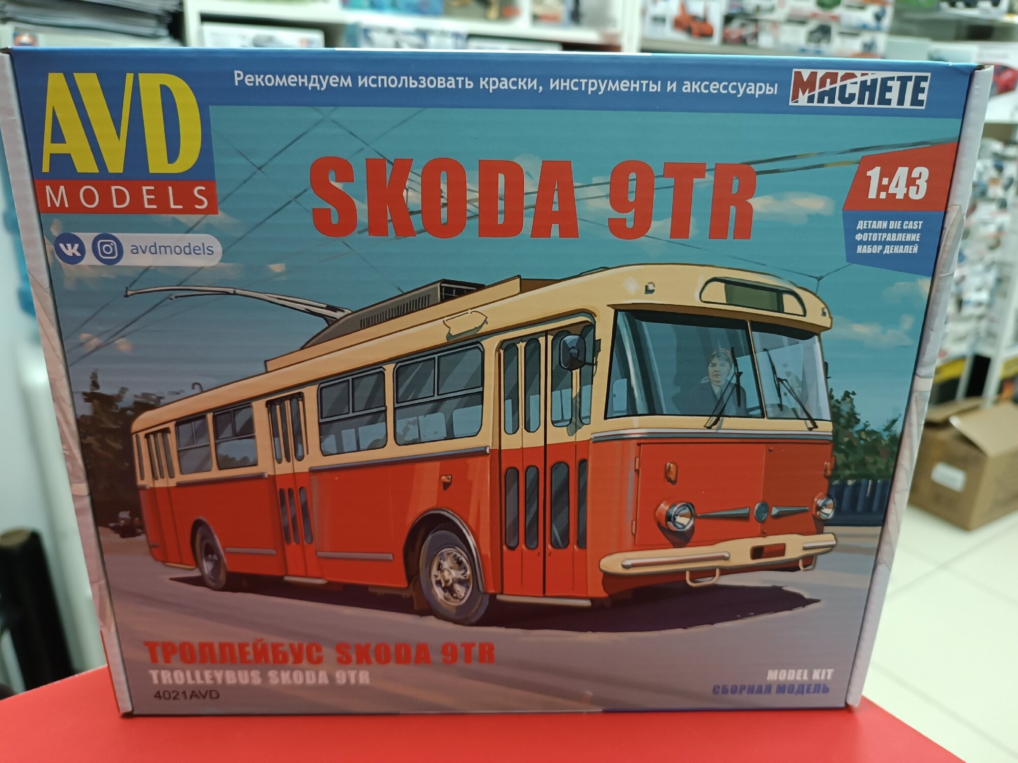 4021 SKODA-9TR от фирмы AVD в масштабе 1:43 Сборная модель Автомобиля