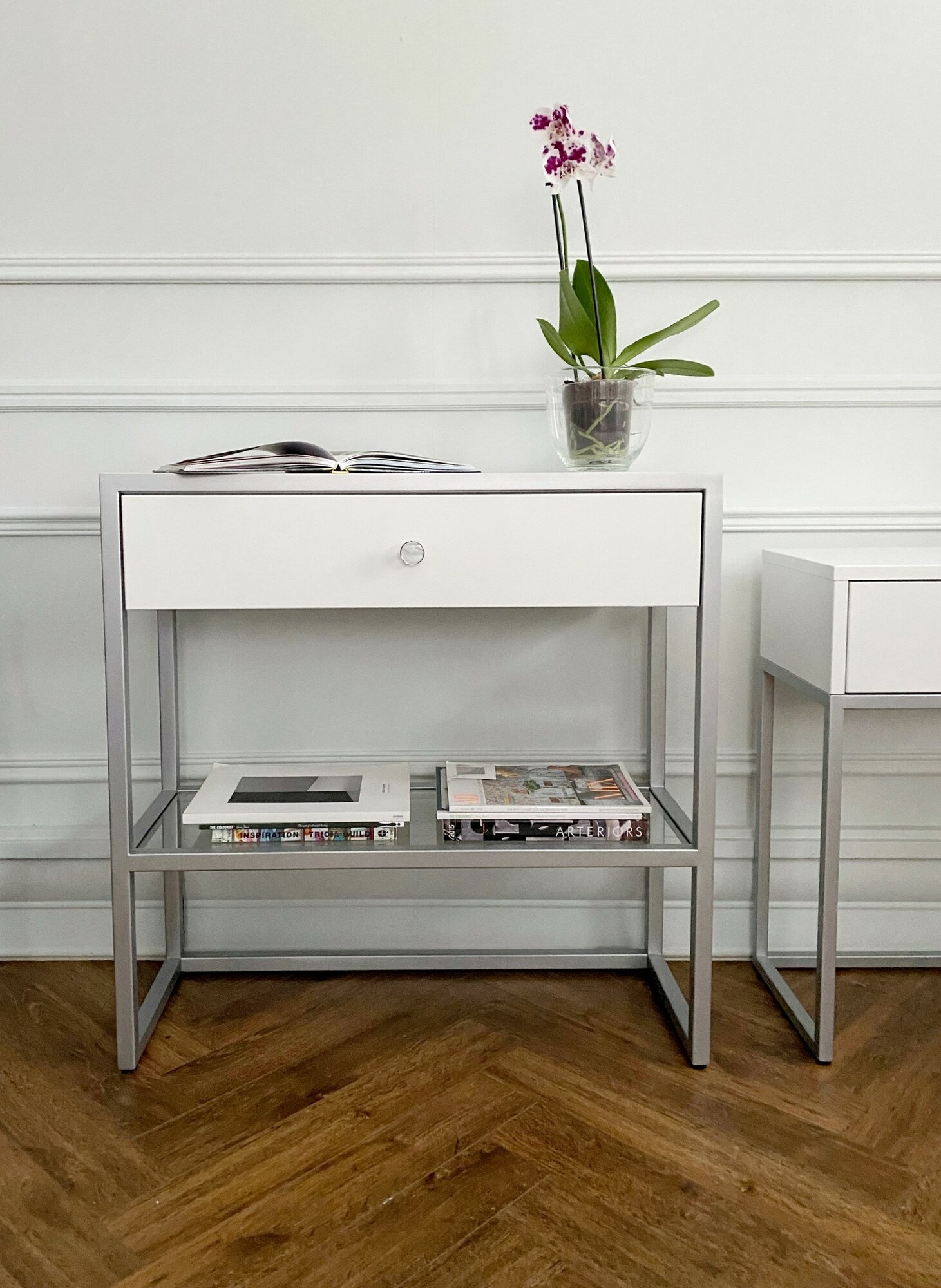 Консоль Келли В с ящиком, стеклянной полкой, столешницей из натурального мрамора на серебристом металлическом основании