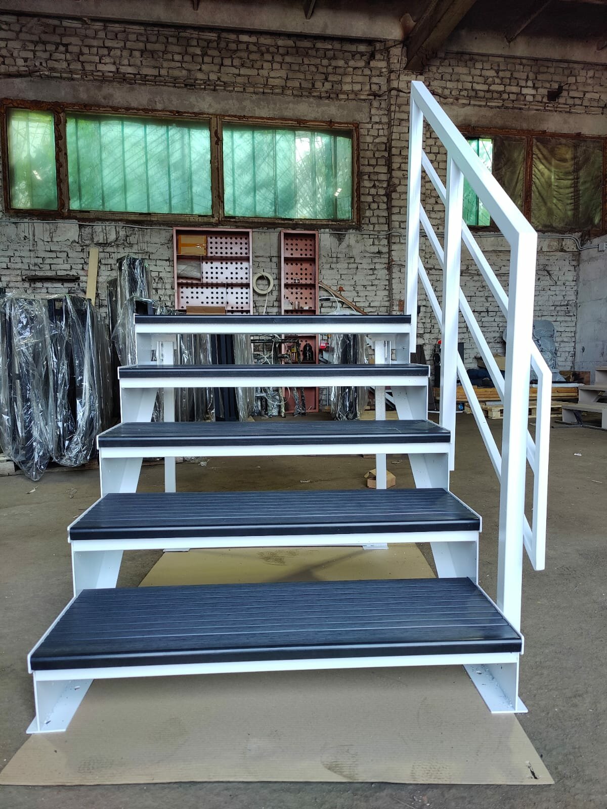 Лестница входная 5 ступеней, с ступенями ДПК, перила с одной стороны. Ширина 1 м. Высота 0,85 м.