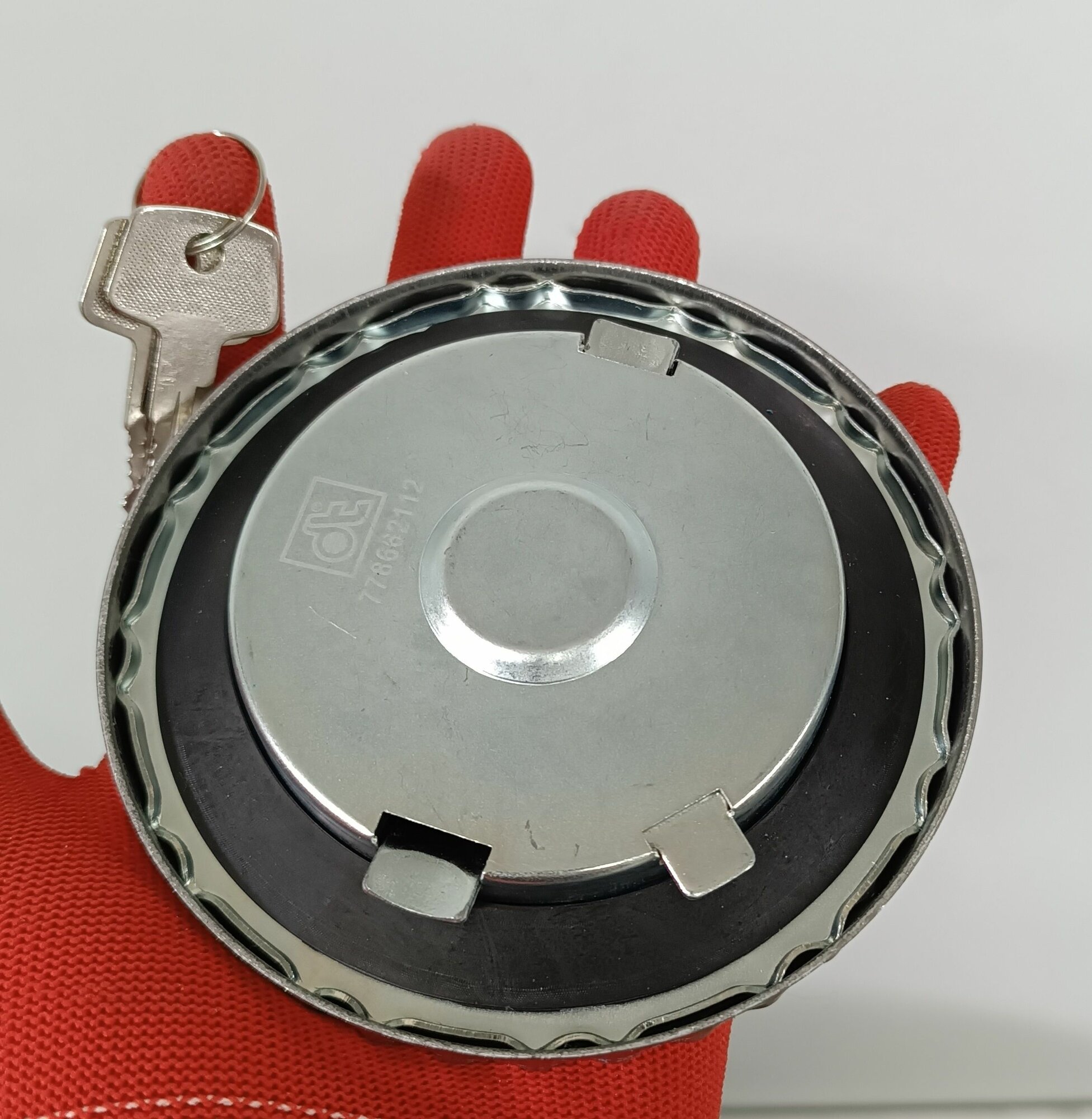 Крышка топливного бака MAN MB DAF RVI Volvo, D80 mm. с ключами , арт. DT 461630