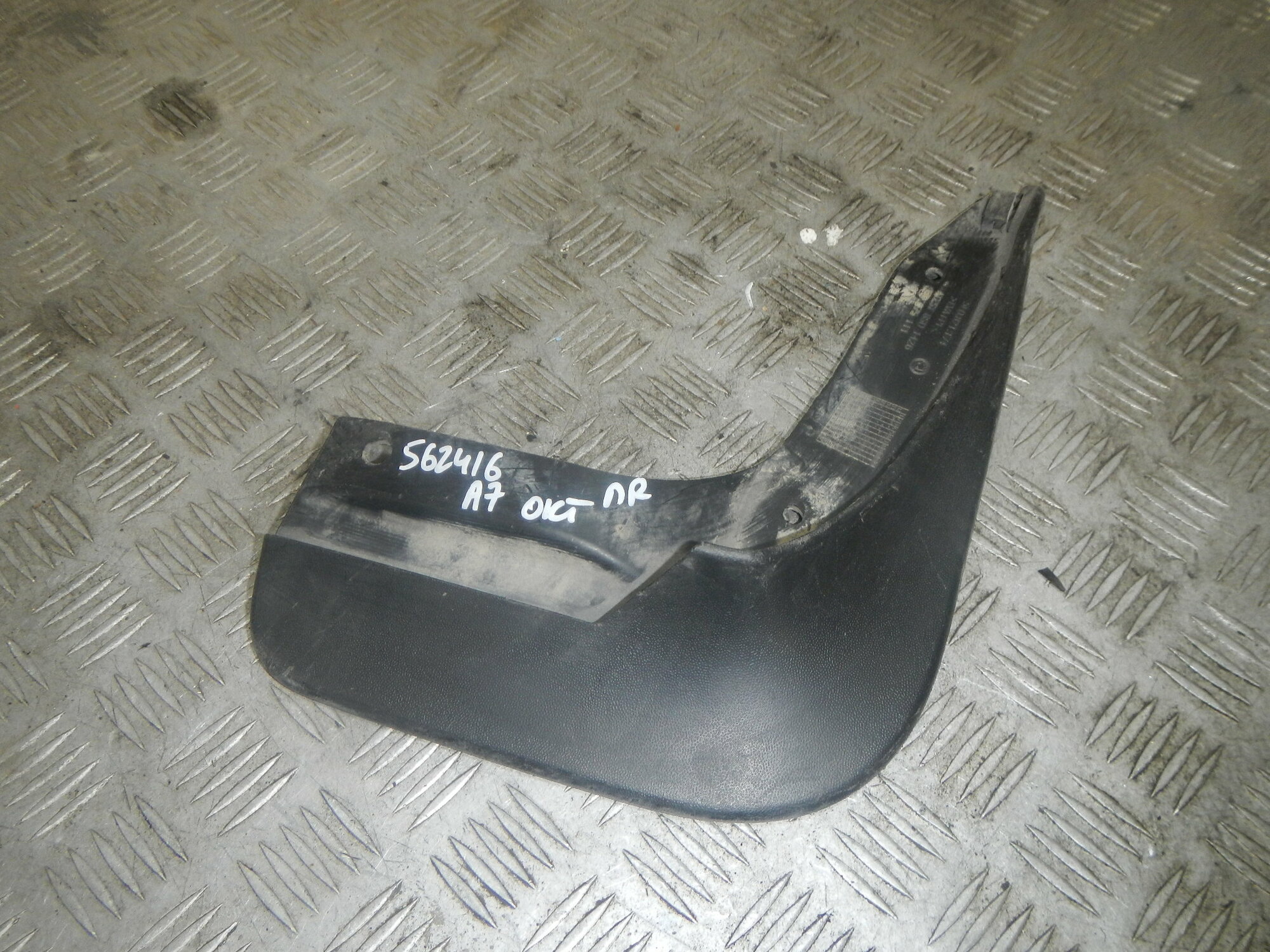 Б/У Брызговик передний правый, Skoda (Шкода)-OCTAVIA A7 (13-) SKODA OCTAVIA A7 (13-) Трещина на креплении. 562416 VAG ар...