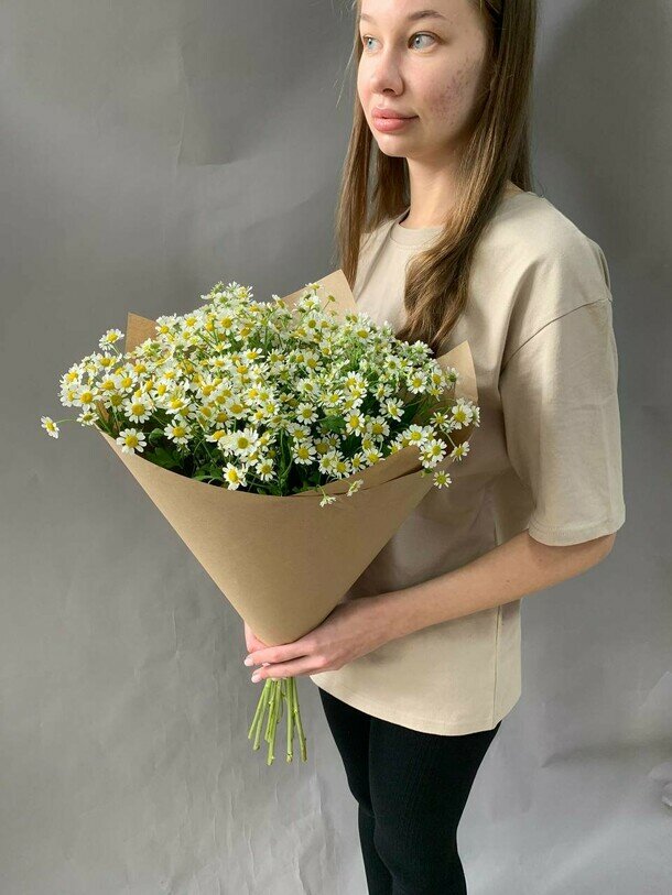 Букет живых цветов из полевых ромашек 13 штук в крафт пленке размер S Floret Букет 167