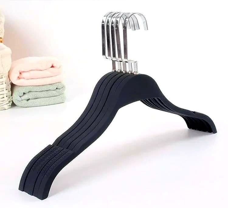 Прочные не скользящие плечики для одежды с металлическим крючком 40 см матовые черные для надежного хранения вещей