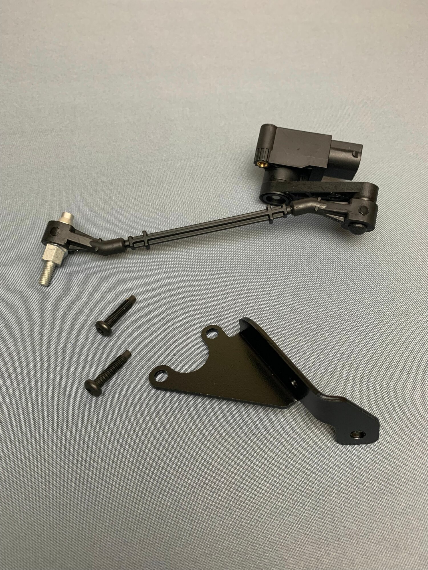 Датчик дорожного просвета (уровня кузова) LR L322 передний левый с 3-мя контактами (без активного стабилизатора) LR020626