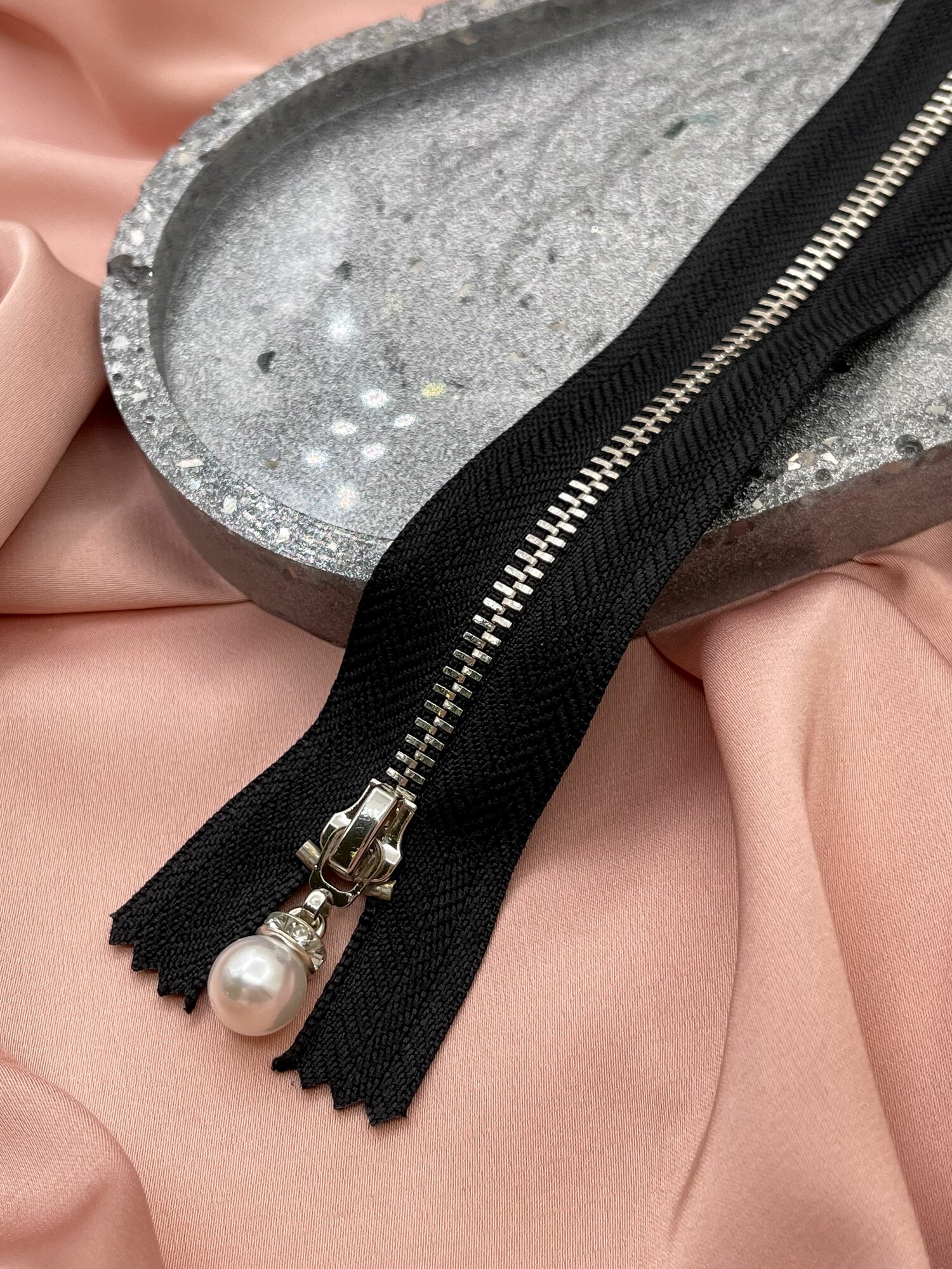 Молния черная с жемчугом неразъемная 20 см