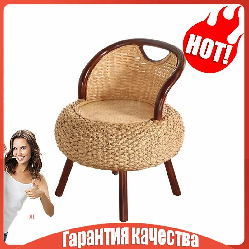 Домашний плетеный стул на балконе