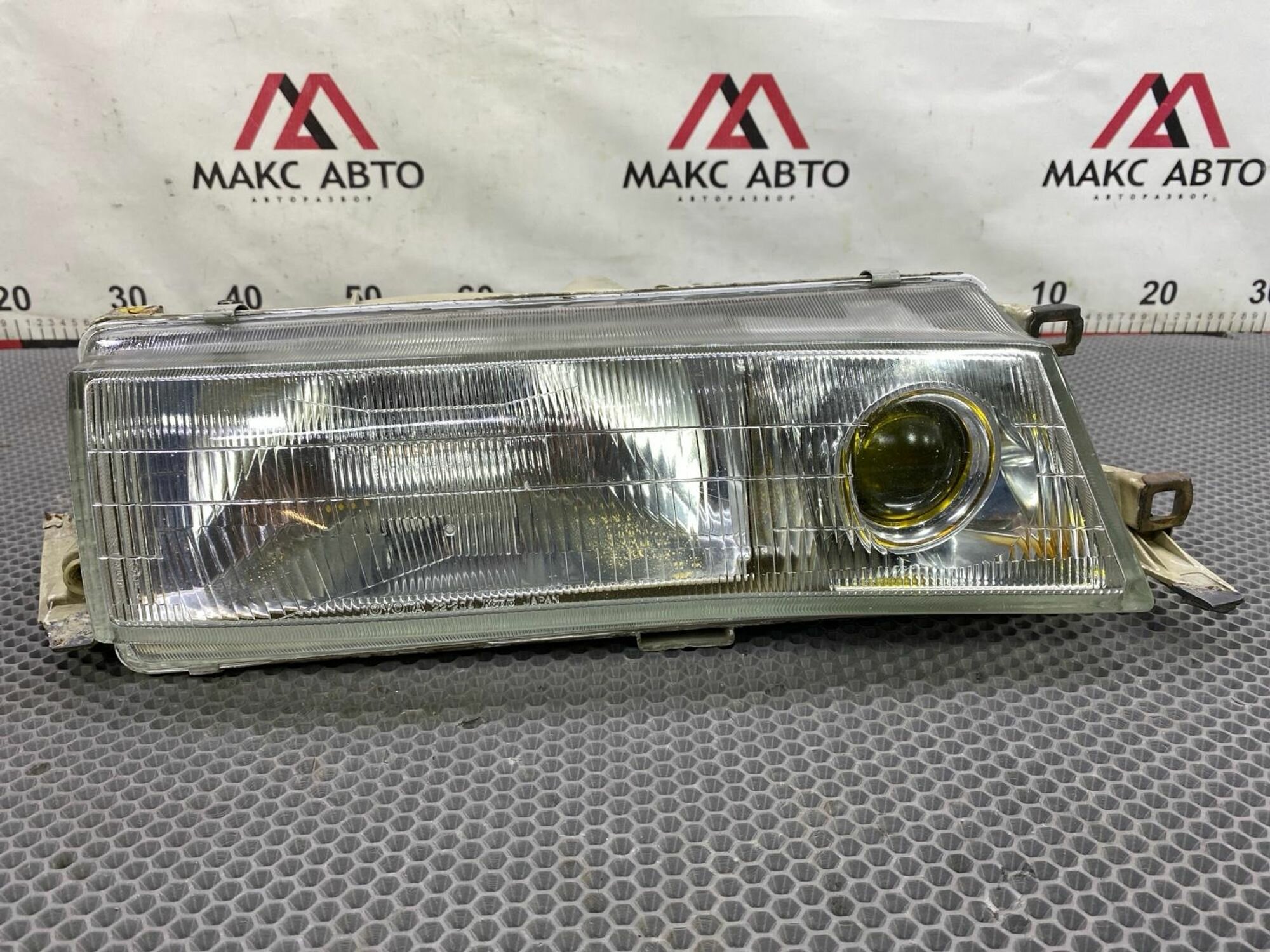 Б/У фара (фонарь, оптика) передний правый Toyota