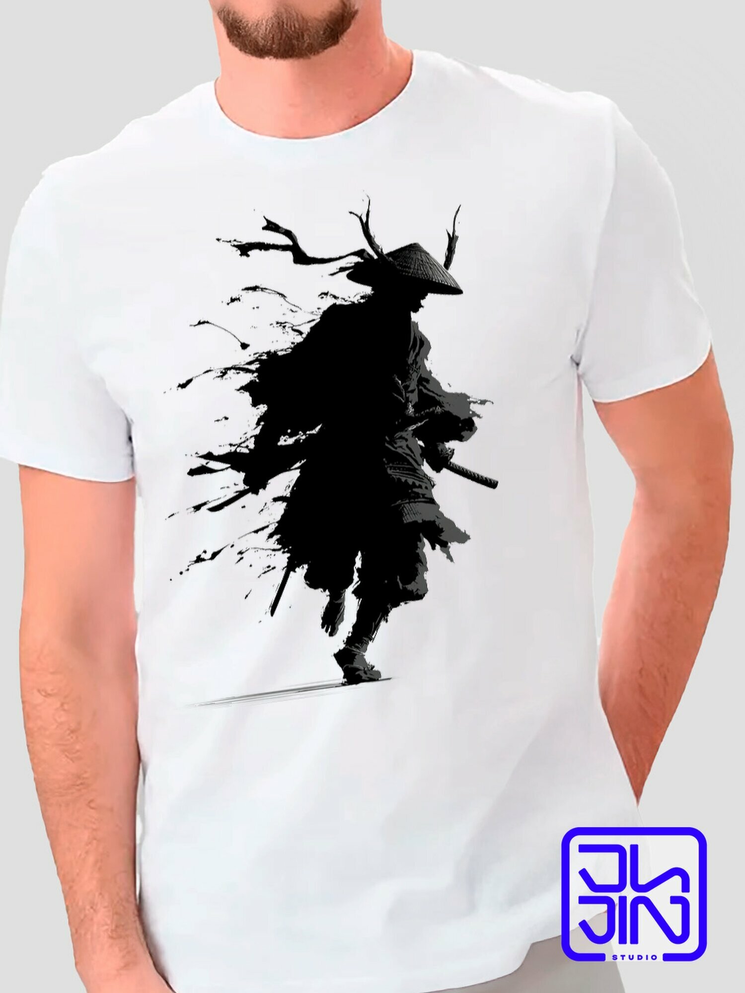 Футболка классическая мужская с авторским принтом Самурай аниме в черно-белом стиле с катаной, этнический воин манга, белый хлопковый трикотаж с прикольным рисунком на груди