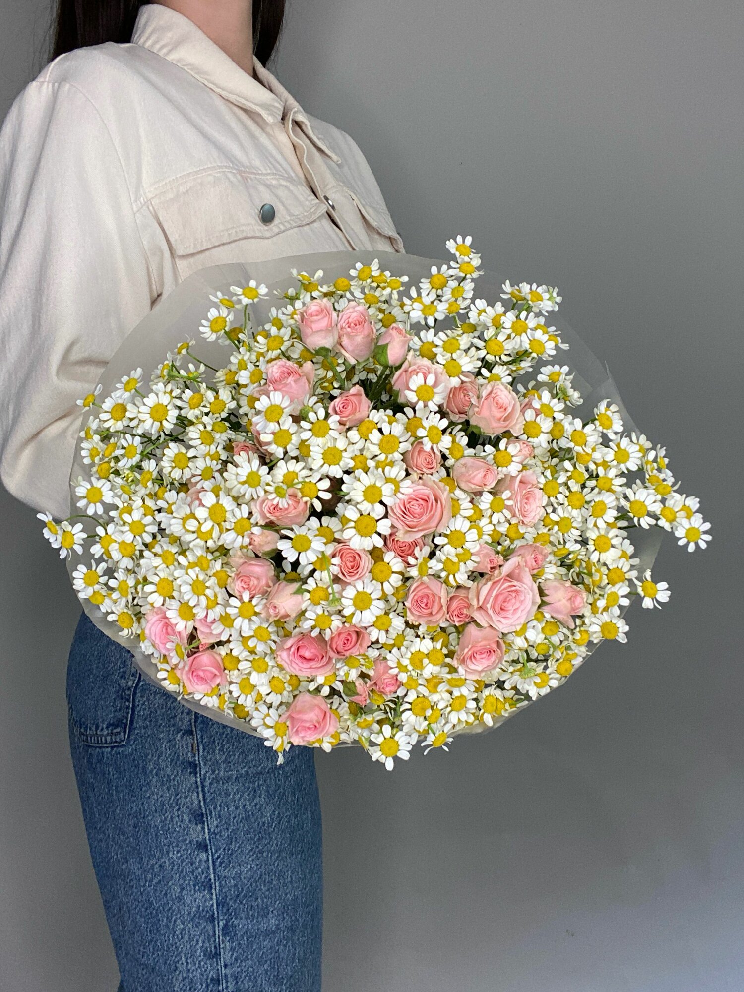 Ромашки с розами