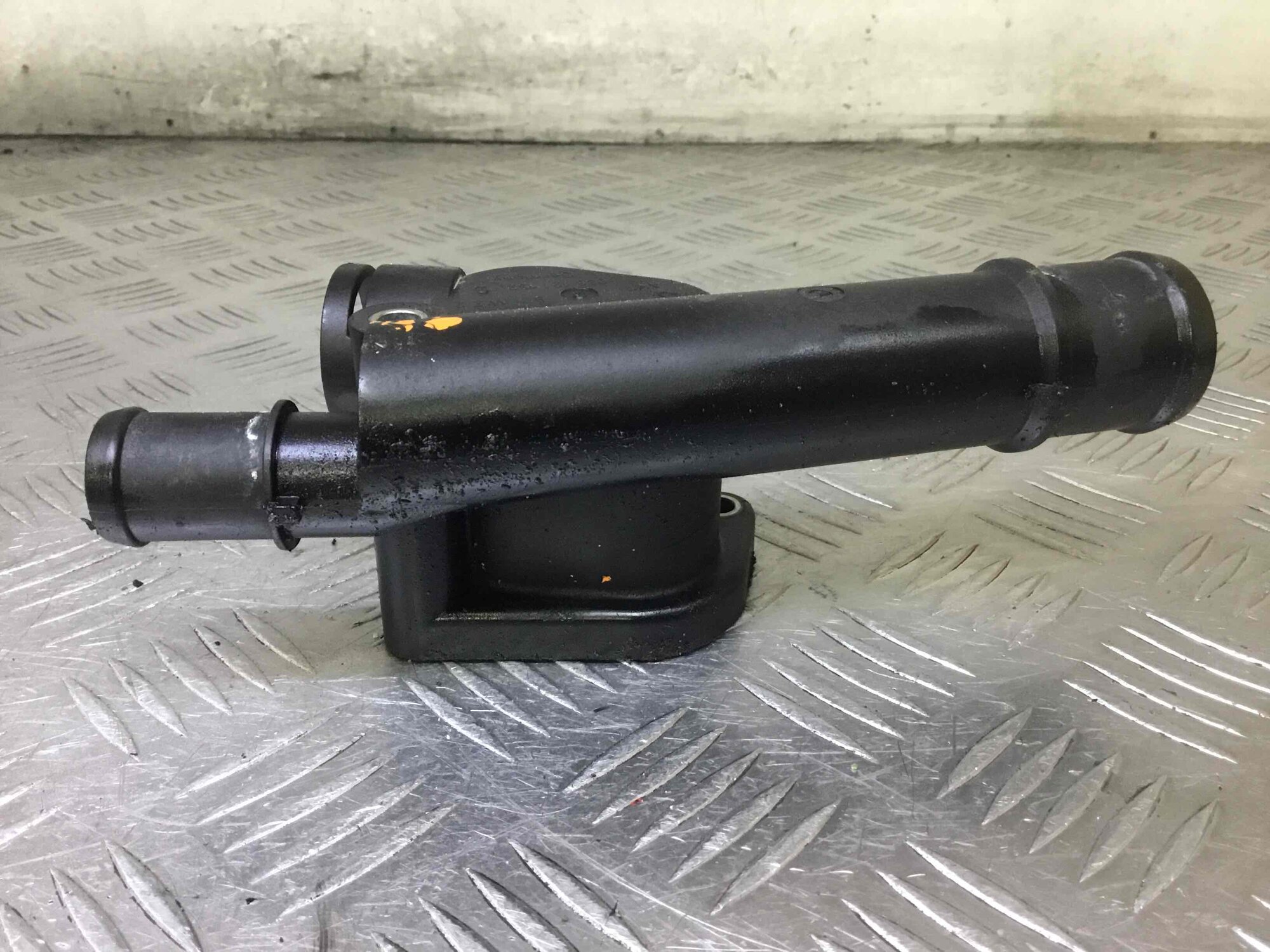 Б/У Фланец (тройник) системы охлаждения Volkswagen Passat B6 (2005-2010) 2006 г.