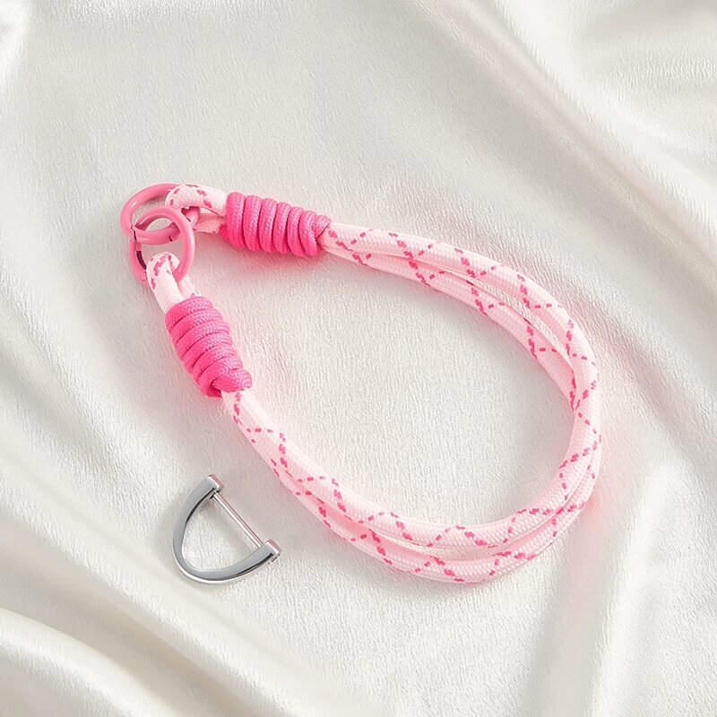 Розовый браслет-брелок с двойной застежкой — простой многофункциональный дизайн для ключей и сумок