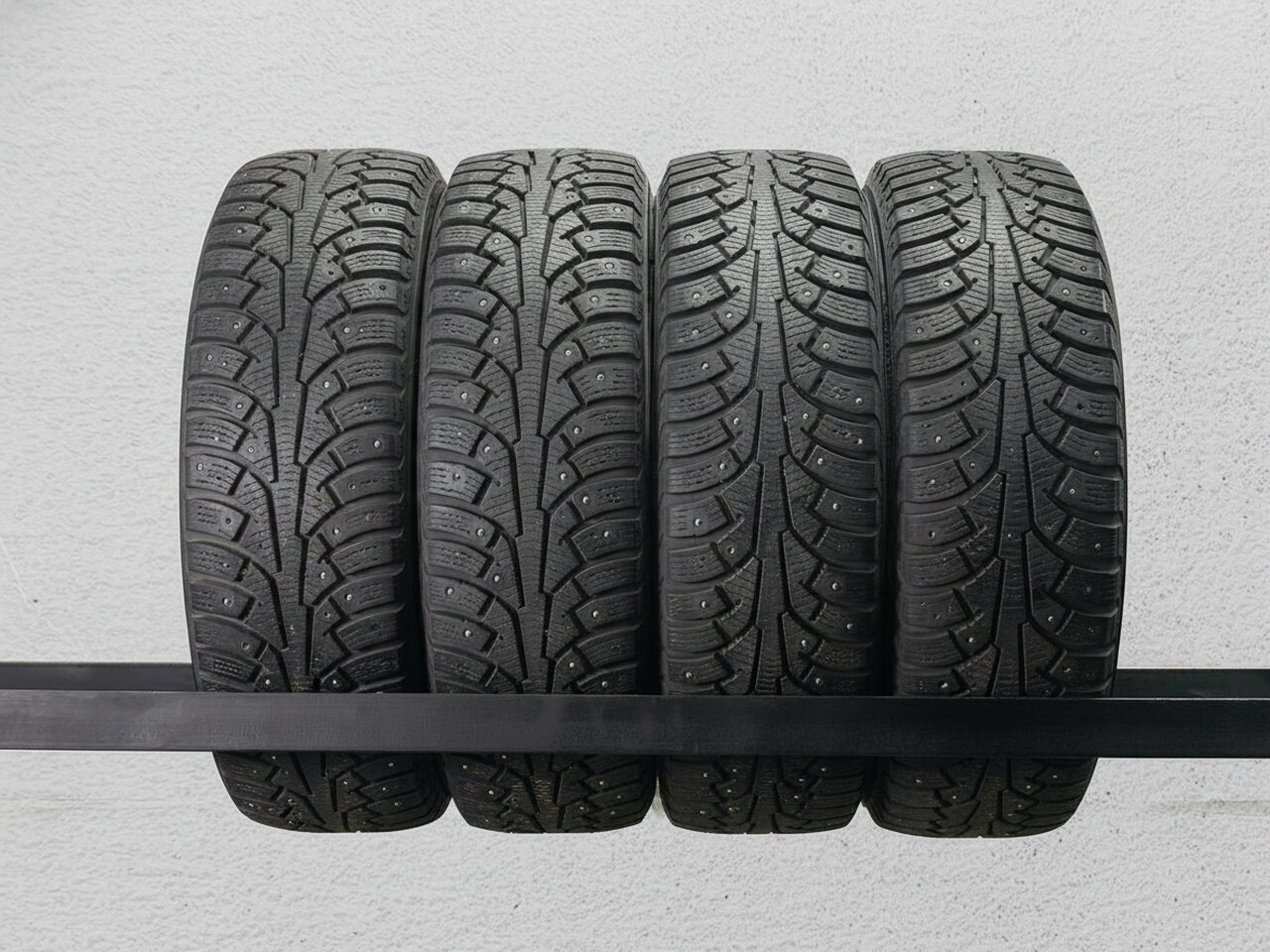 Комплект (4 шт) зимних БУ шин шипованные Nokian Tyres Nordman 5 185/65 R15 30% износ TSB050973