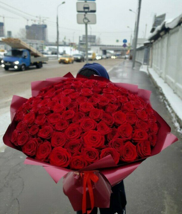 Букет Well Flowers, круглый, розы, 101 шт, высота 70см, букет свежих цветов