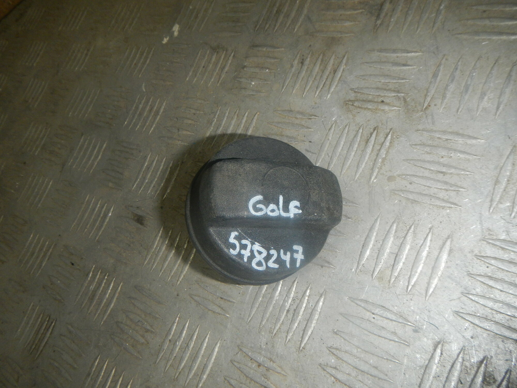 Б/У Крышка топливного бака, Volkswagen (Фольксваген)-GOLF IV (97-03) VOLKSWAGEN GOLF IV (97-03) Без видимых повреждений....