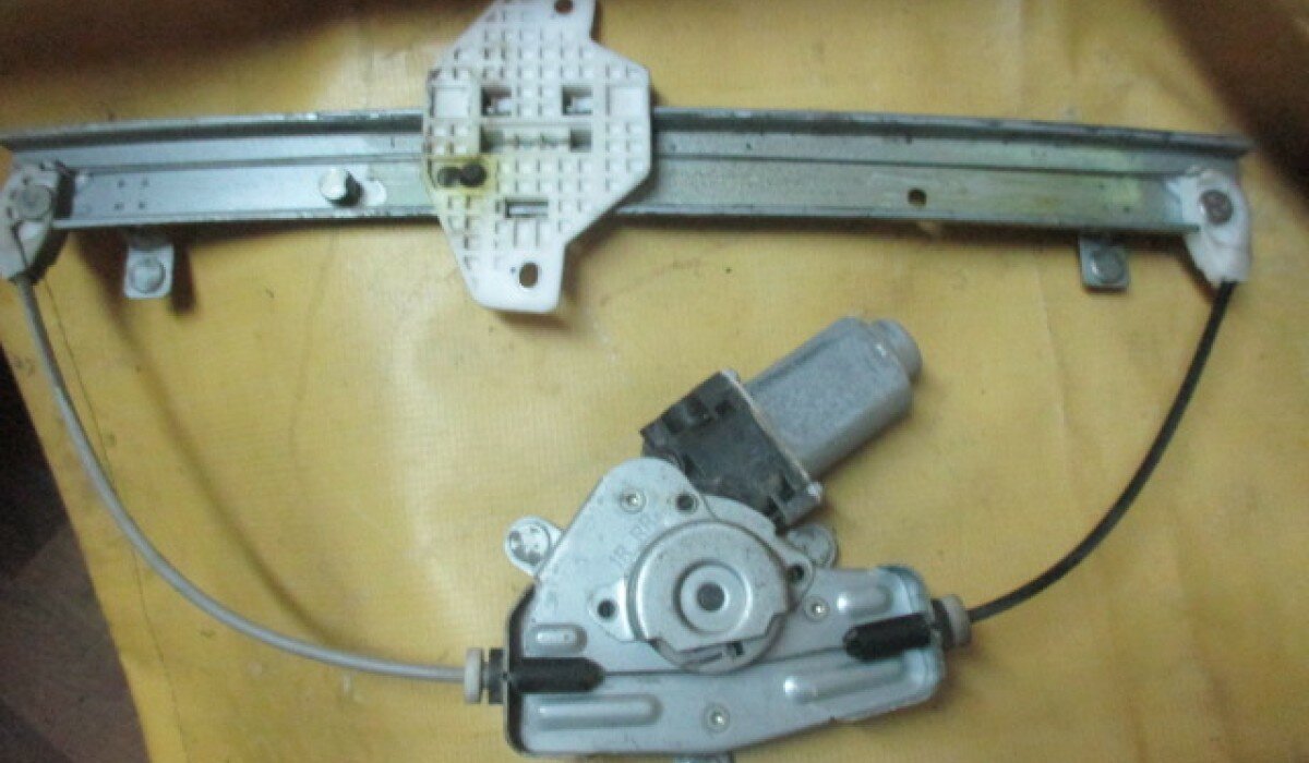 Моторчик стеклоподъемника Solaris Hyundai 824600U000