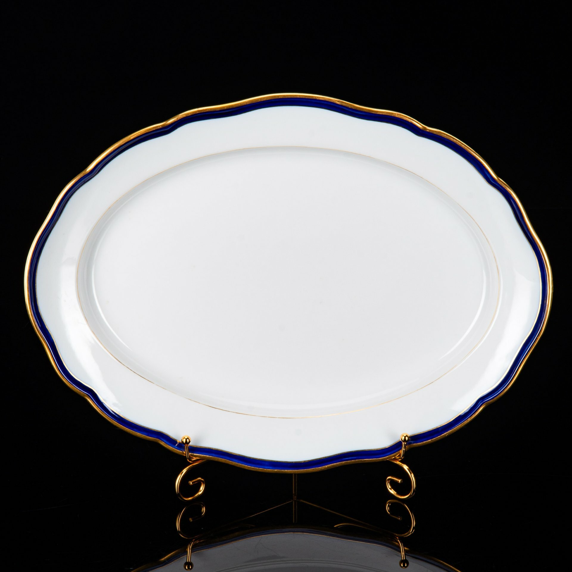 Блюдо сервировочное в классическом стиле с кобальтовым кантом и золотистой обводкой