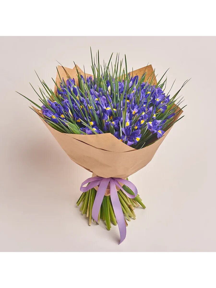 Букет из 101 ириса в крафтовой бумаге с атласной лентой от АзалияНау