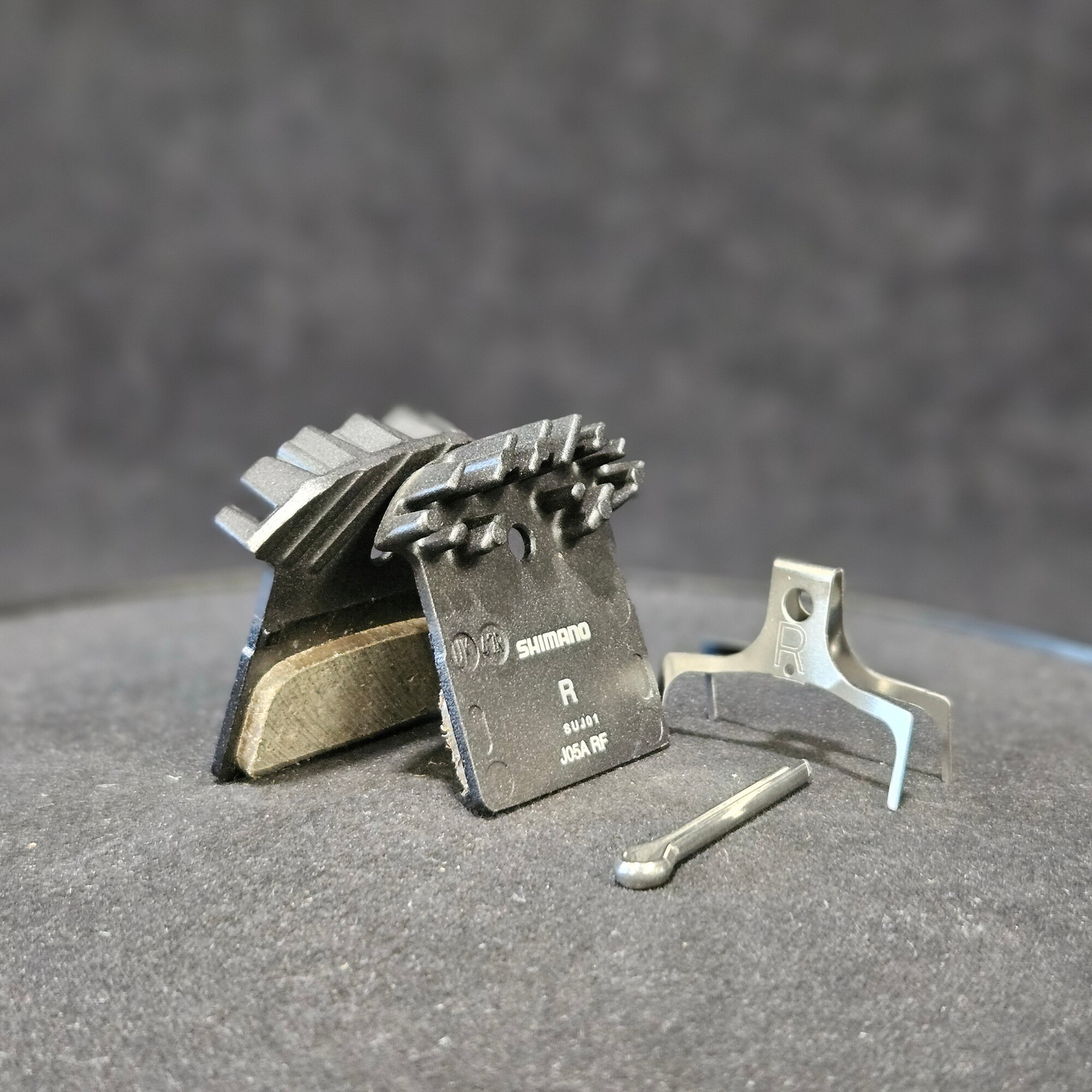 Колодки для дисковых тормозов Shimano J05A-RF (Deore / SLX / XTR), J-type, с радиаторами, органические (resin), подложка из алюминиевого сплава