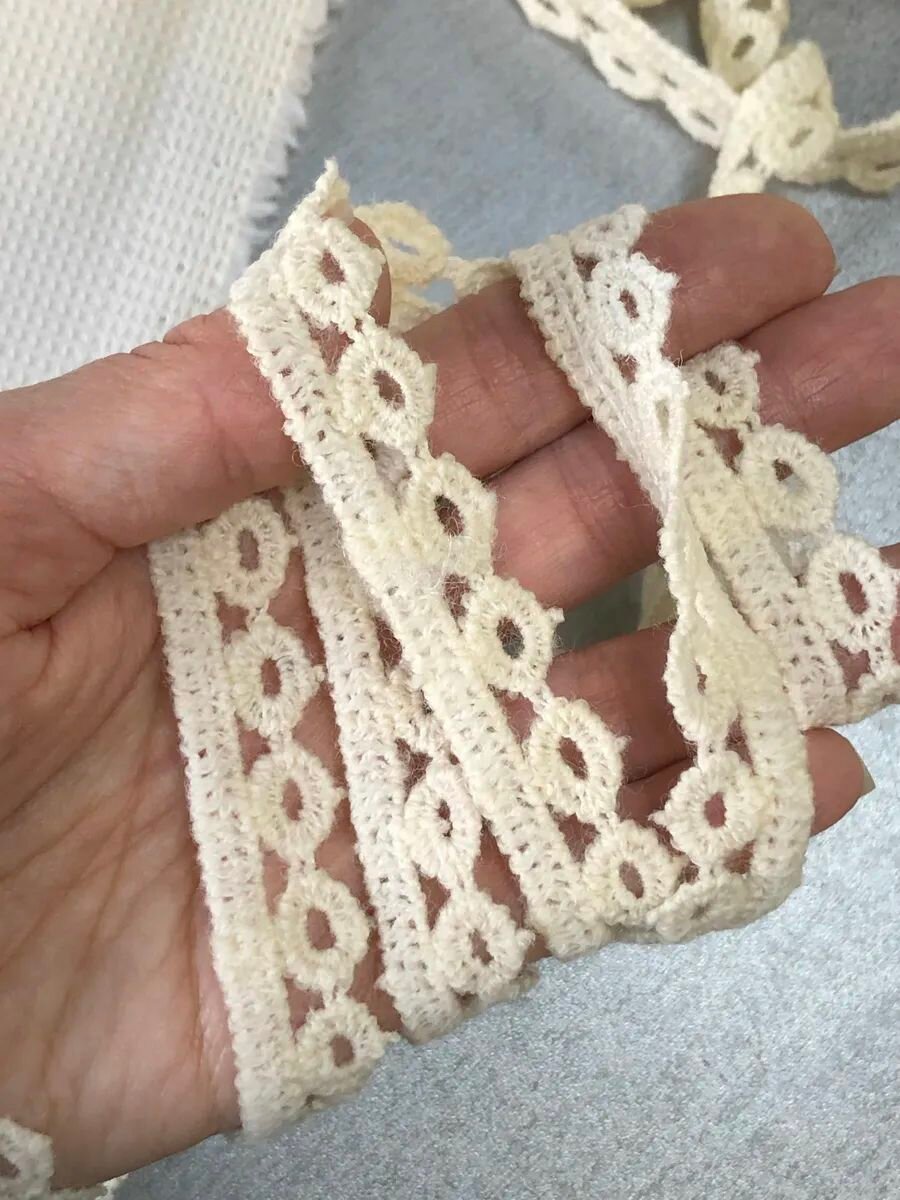 Тесьма-кружево отделочная молочная, Италия, 1,0 метра