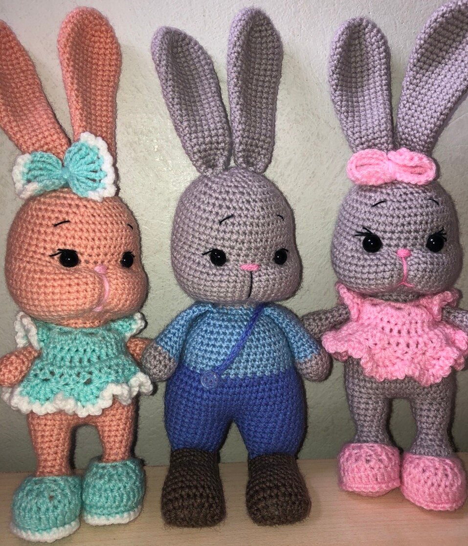 Вязаные зайцы-игрушки ручной работой