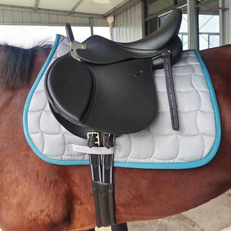 Седло размером 17,5 дюймов. Предметы для конного спорта. Комплект седла.