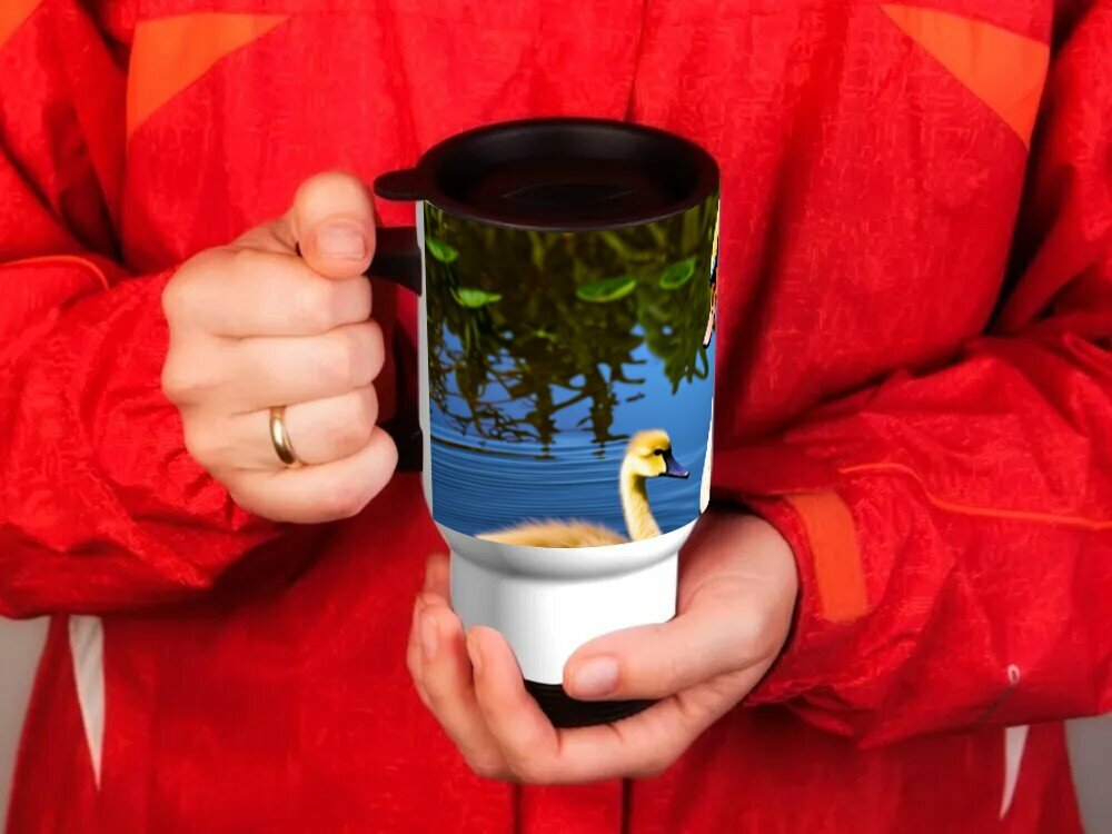 Тремокружка для авто с принтом "Изображение величественного лебедя с пёстрой окраской в воде, рядом с ним птенец. Пейзаж окружён яркими, размытыми цветами, создающими." 0.5 л.