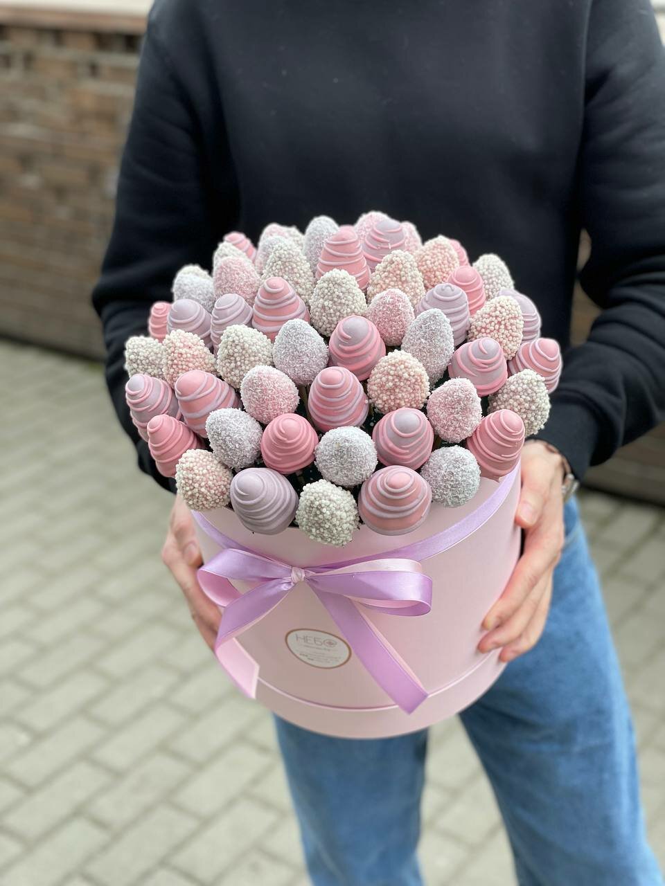 Бокс круглый с клубникой в розовом и фиолетовом шоколаде, кокос, белый воздушный рис, Purple, 25 см