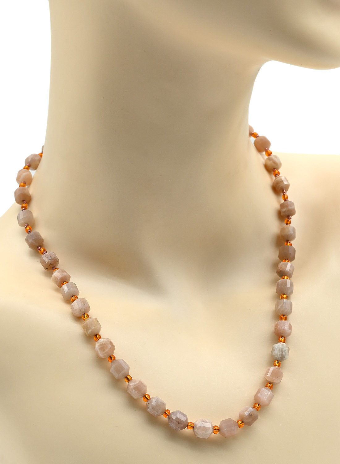 Бусы, лунный камень