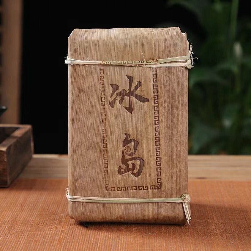 Чай китайский Пуэр Шен Исландский Золотой лист, Юньнань, чайная зона Линьцань, прессованный (кирпич в бамбуке), 250 грамм, 1 штука