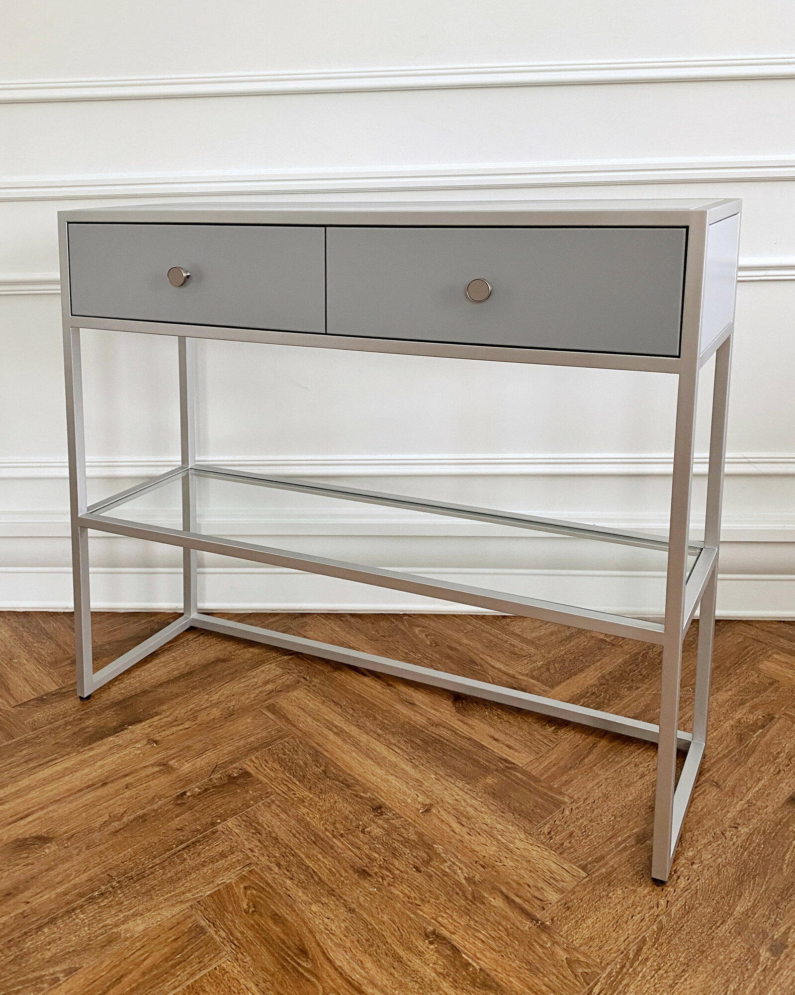 Консоль Кэтрин со стеклянной полкой и выдвижными ящиками серого цвета на серебристом металлическом каркасе