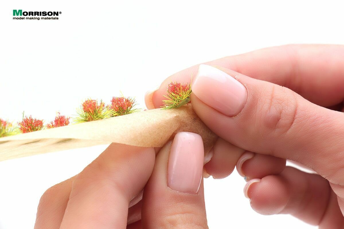 Красные цветущие кочки для диорам. Набор 8 штук. Высота пучков 5-6 мм.