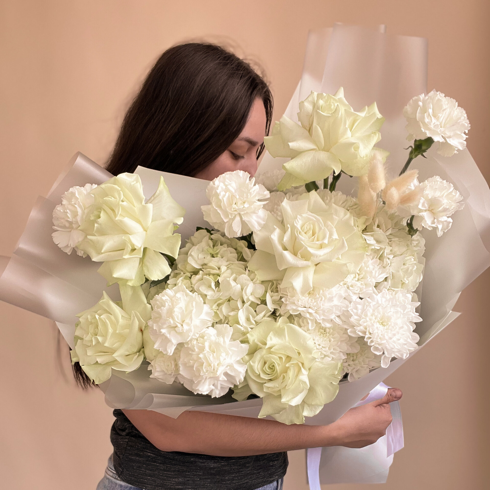 Белый букет М из живых цветов французские розы, гортензии, кустовые хризантемы, гвоздики