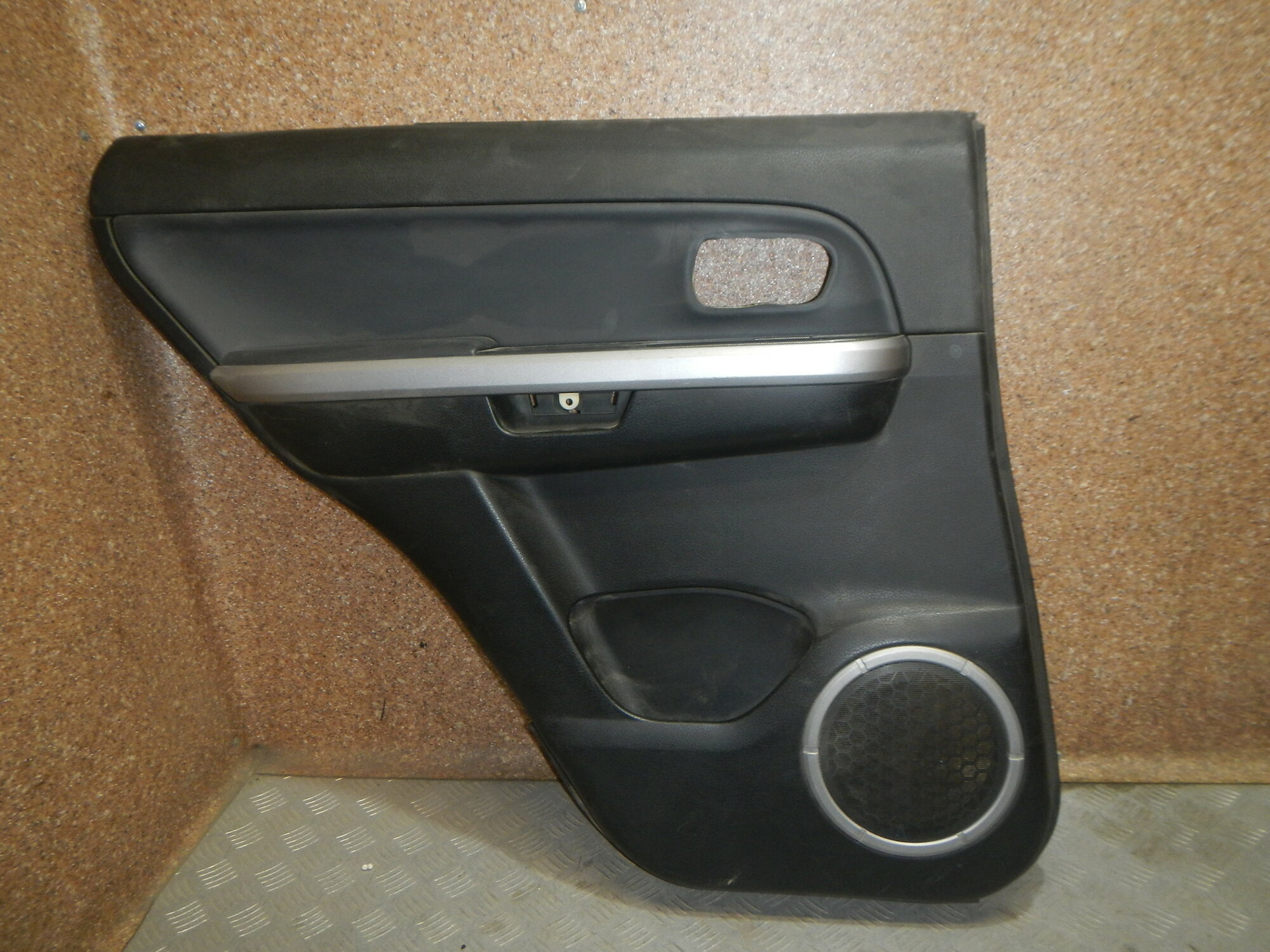 Б/У Обшивка двери задней левой, Suzuki (Сузуки)-GRAND VITARA (06-) SUZUKI GRAND VITARA (06-) с кнопкой Потертости. 523223...