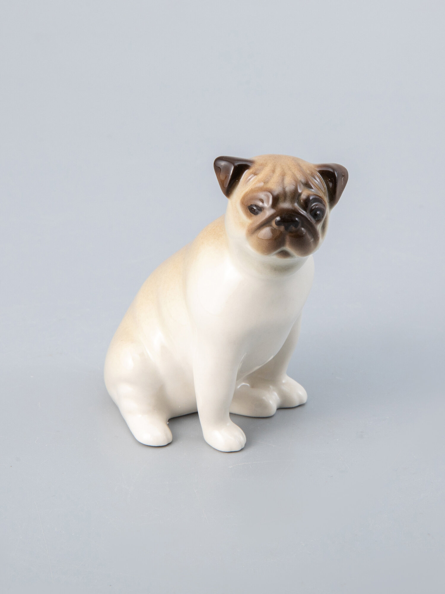 Фарфоровая статуэтка Мопс сидящий Ники , Императорский фарфоровый завод