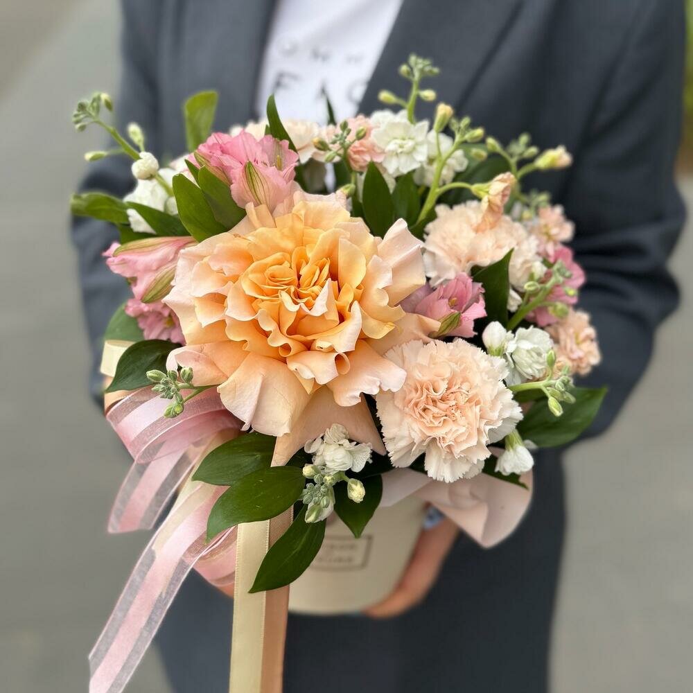 Композиция с розой, диантусами и альстромерией