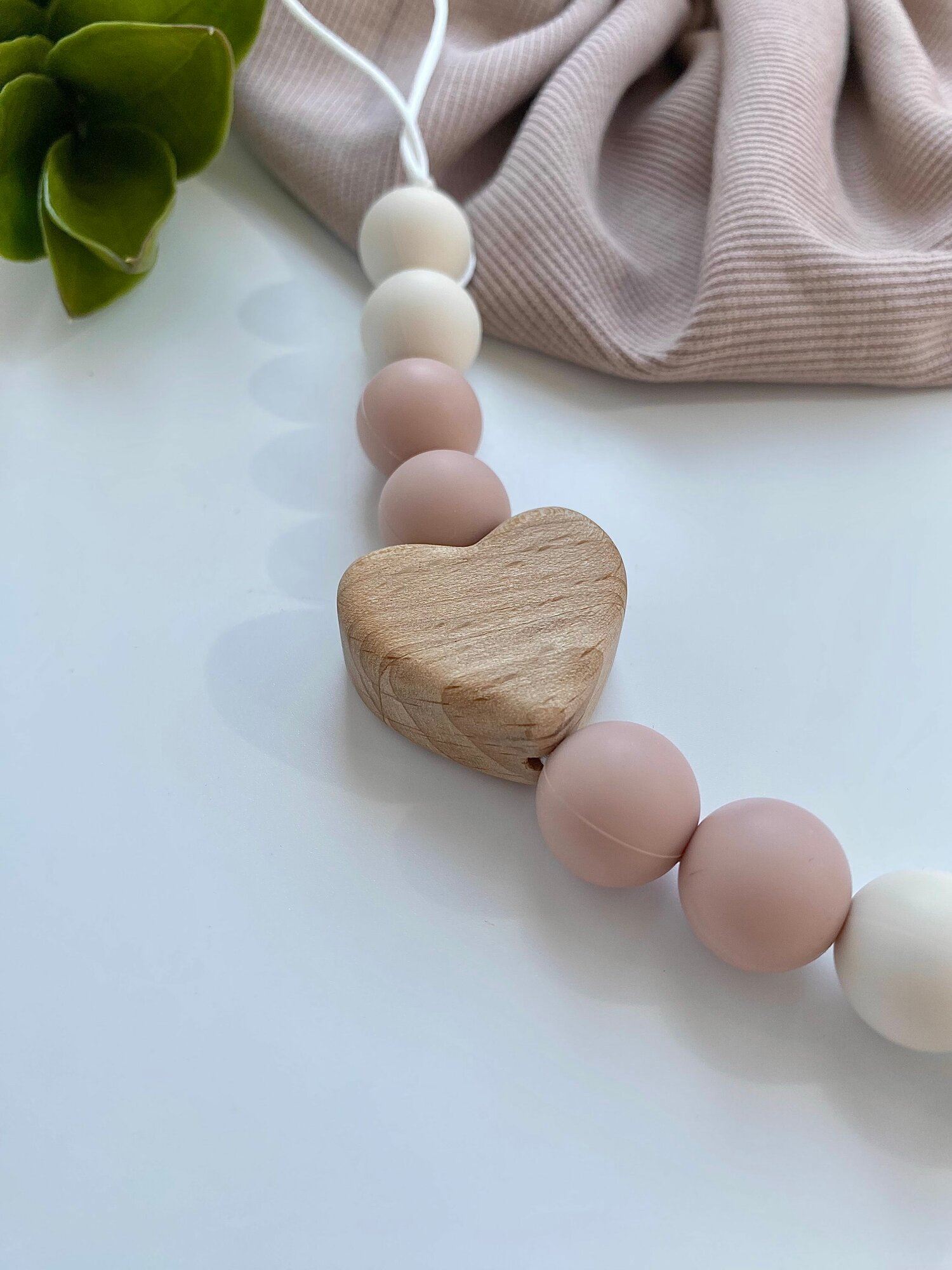 Держатель для соски пустышки силиконовый сердечко бежевый