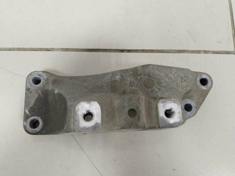 Кронштейн опоры двигателя Volkswagen Jetta 5K 2011 кат.номер: 1KO199117