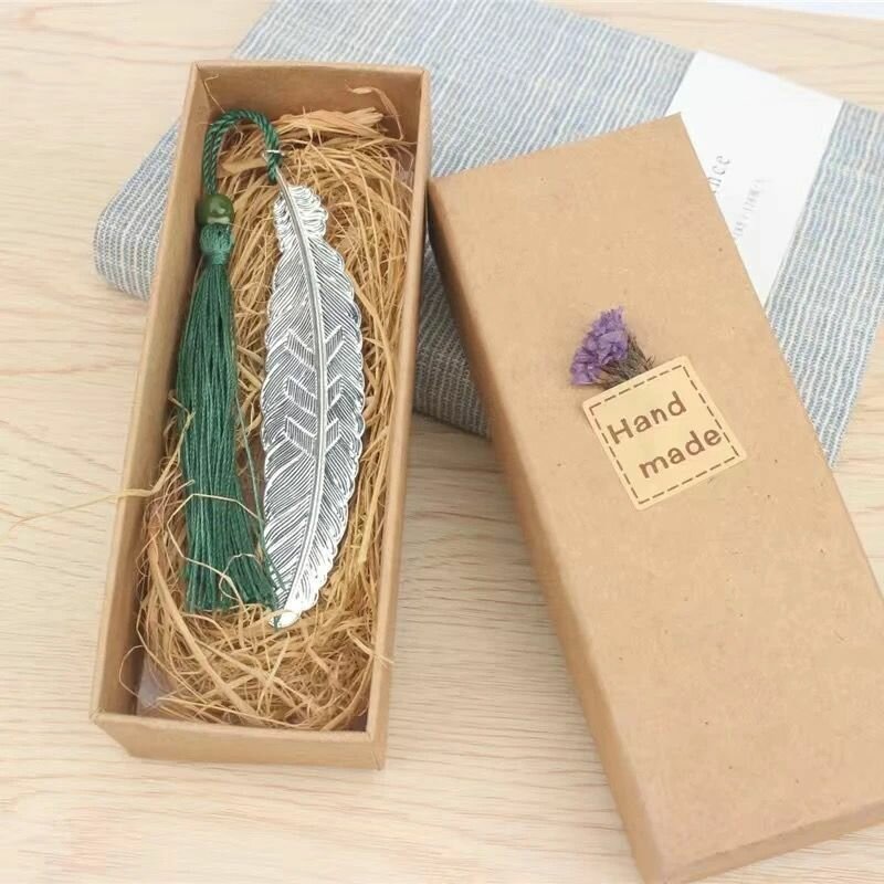 Металлическая закладка в виде пера с золотым покрытием тонкая и легко