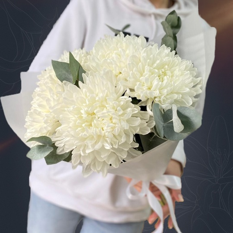 Эбба - сборный букет из 5 белых хризантем с эвкалиптом в матовой пленке с атласной лентой от 2name flowers