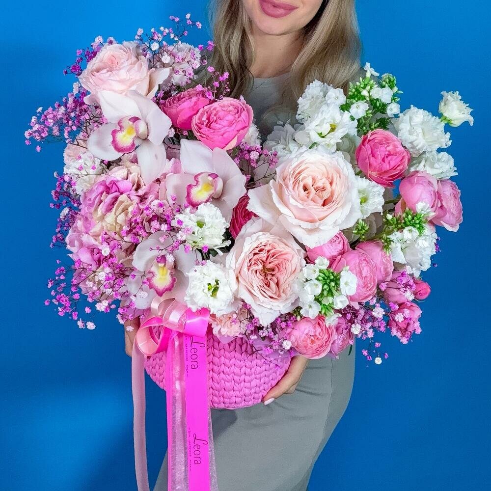 Корзина с цветами. Японская пионовидная роза Тсумугии (Tsumugi). Композиция N3007