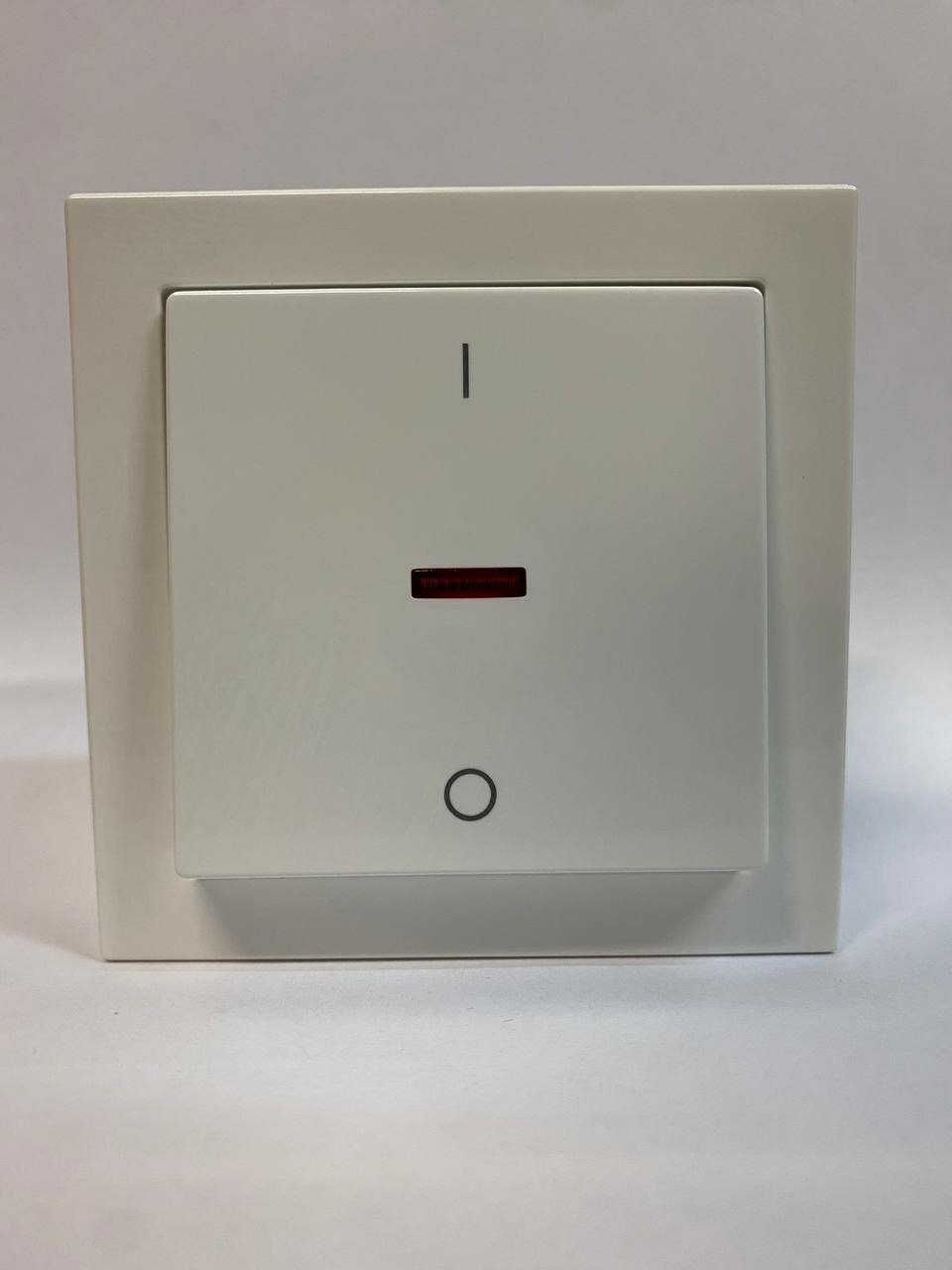 Выключатель двухполюсный одноклавишный ABB 2TKA00001840 Impressivo, накладной белый