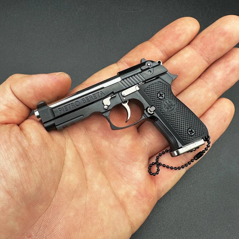 Модель пистолета Beretta M92F с 3 патронами