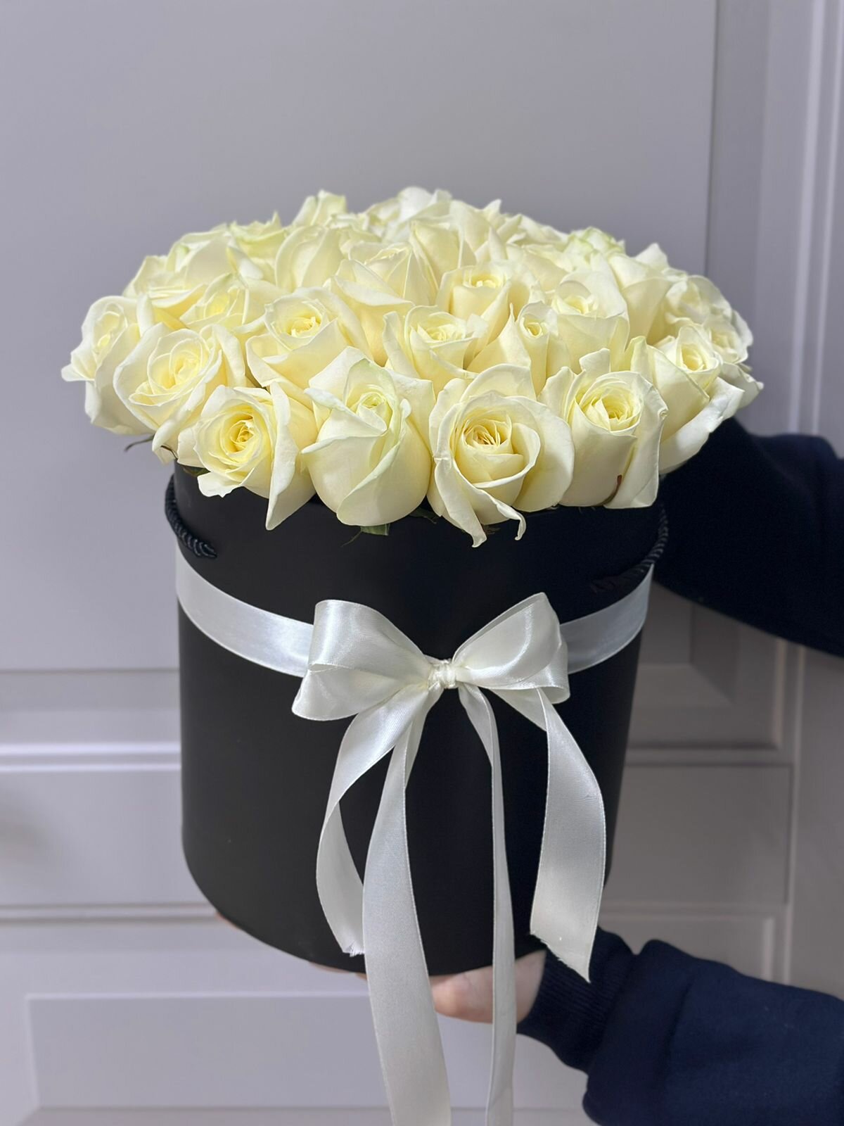 Композиция в коробке "Классический" Liana Flowers, роза, черно-белый