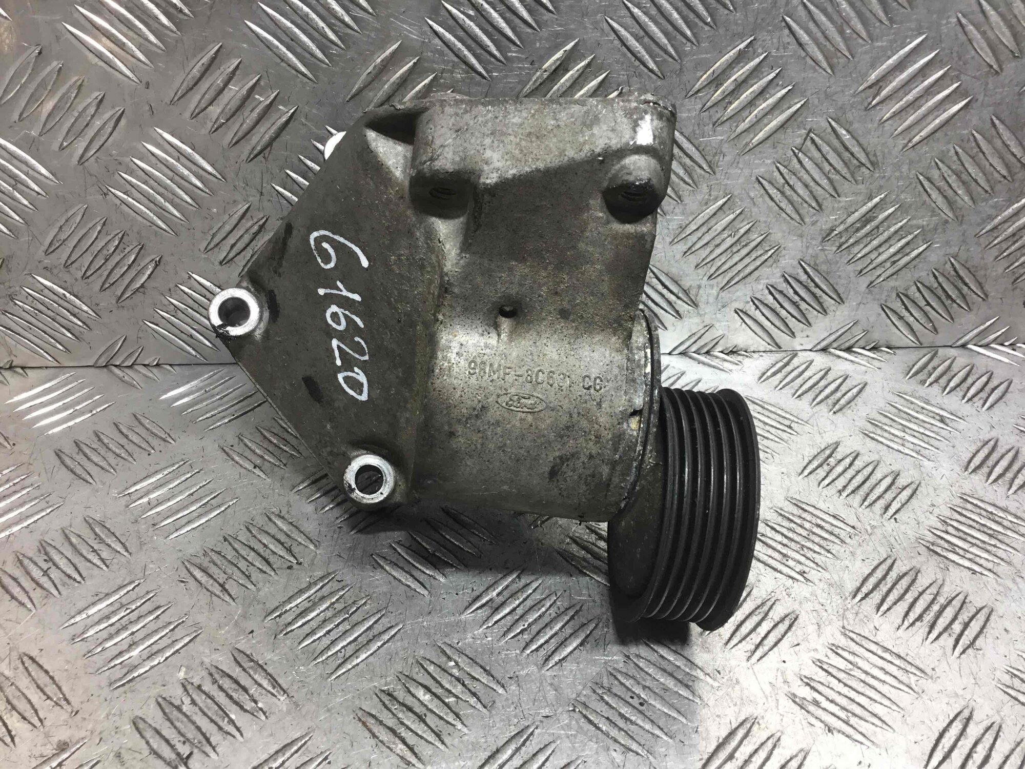 Б/У Натяжитель ремня генератора Ford Focus 1 поколение [рестайлинг] (2001-2005) 2004 г.