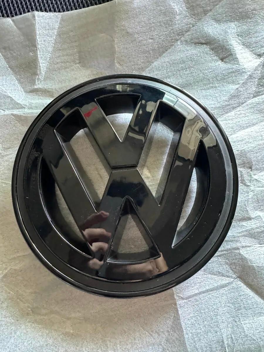 Эмблема VW 150 мм глянцевая чёрная — значок на решётку для Golf R32, Jetta, Passat, Passat CC, Tiguan 2006-2012