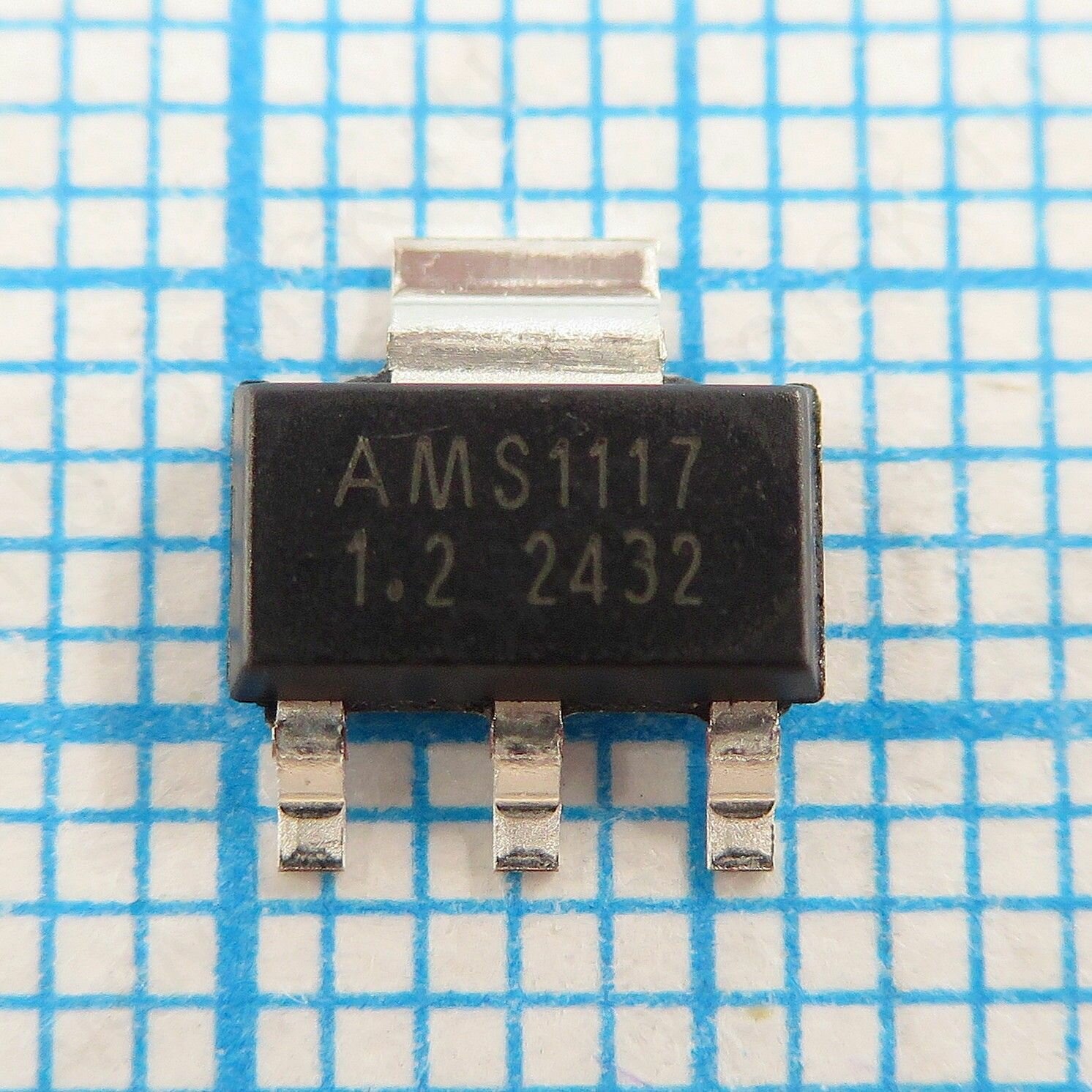 AMS1117-1.2 - Линейный стабилизатор напряжения с малым падением напряжения