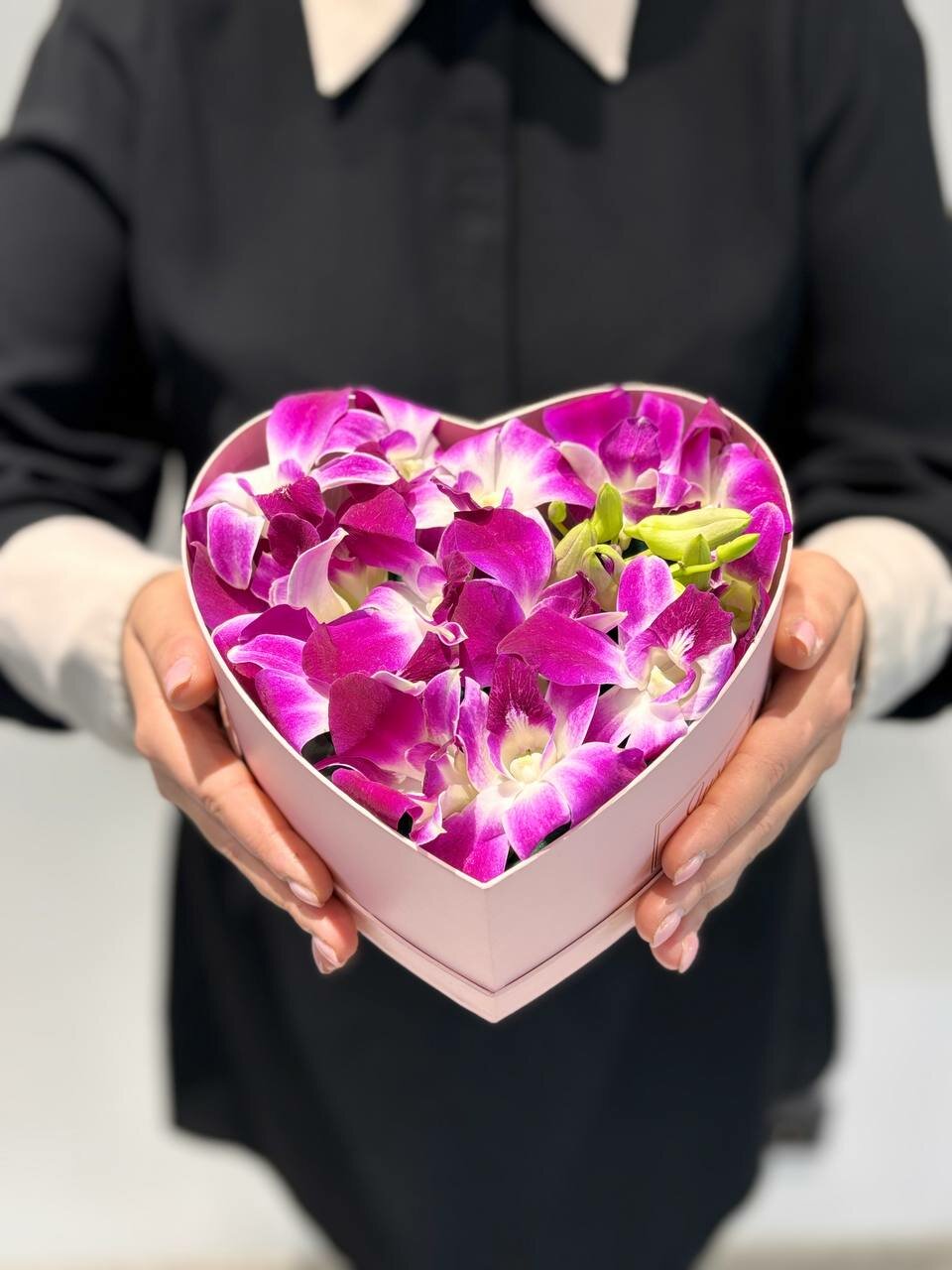 Цветочная композиция Сердце орхидей в коробке-сердце, живые цветы