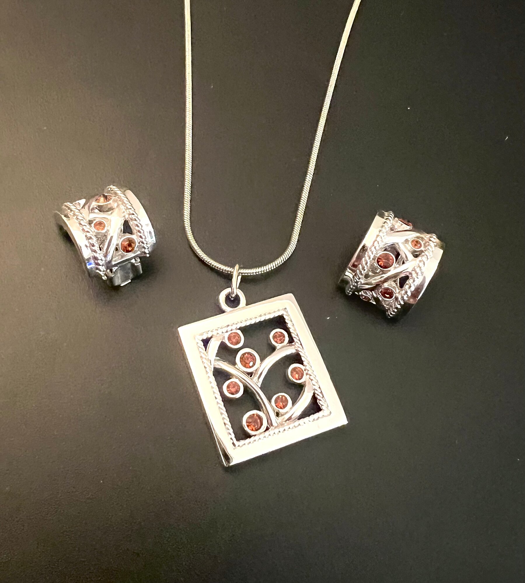Комплект бижутерии: клипсы, подвеска, цепь, Swarovski Zirconia